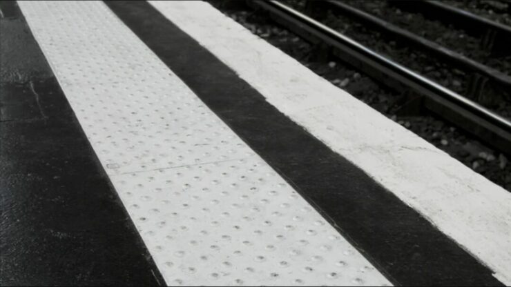 Bandes podotactiles : comprendre la norme NF P 98-351 - Okeenea